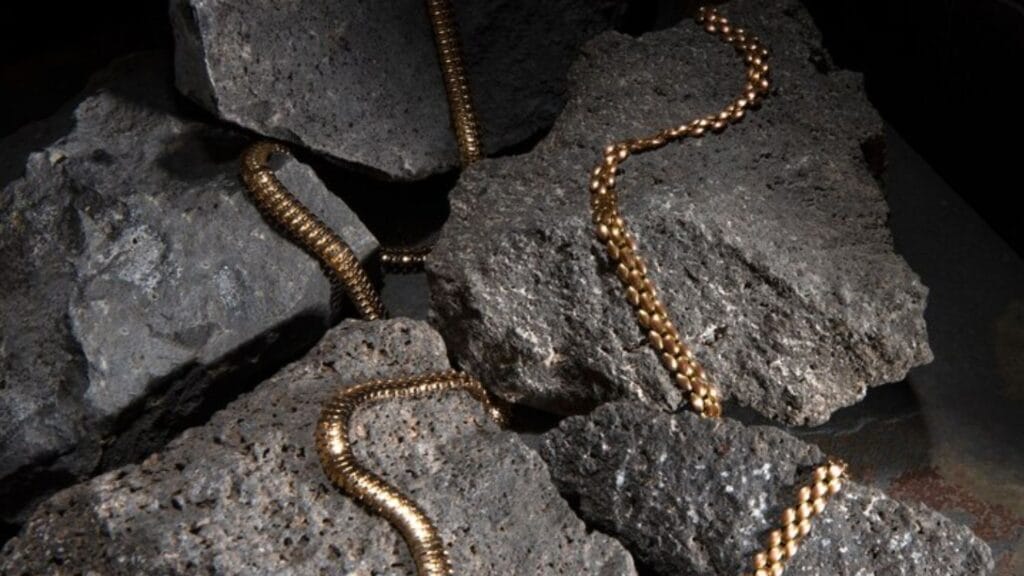 Cuban vs Curb Chain: Ultimate Guide to Choosing Your Perfect Chain